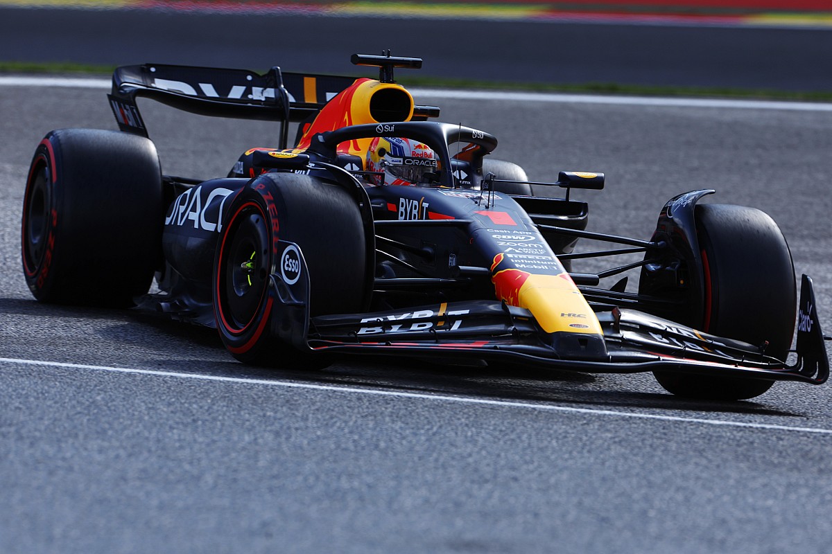 VIDEO: Verstappen haalt Hamilton in met late remactie Les Combes