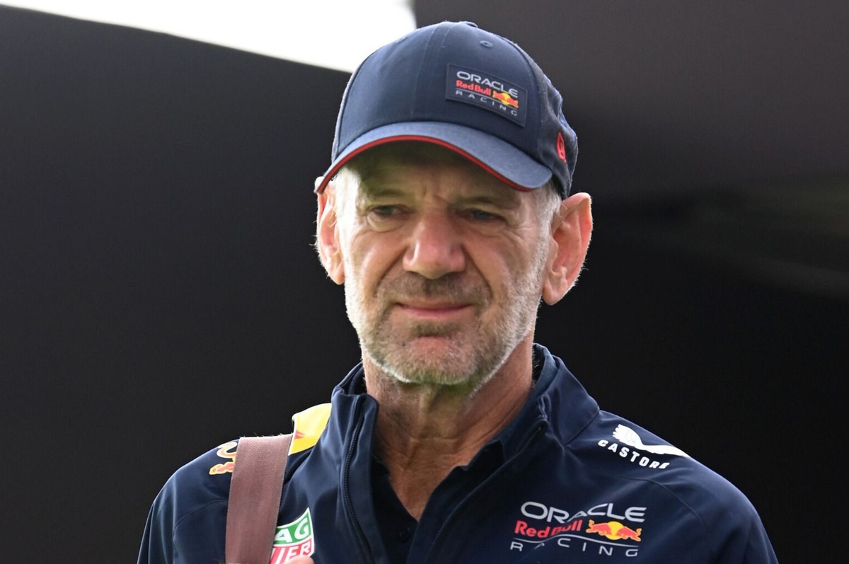 Miért fog még 2025-ben is a Red Bullnak dolgozni Adrian Newey?