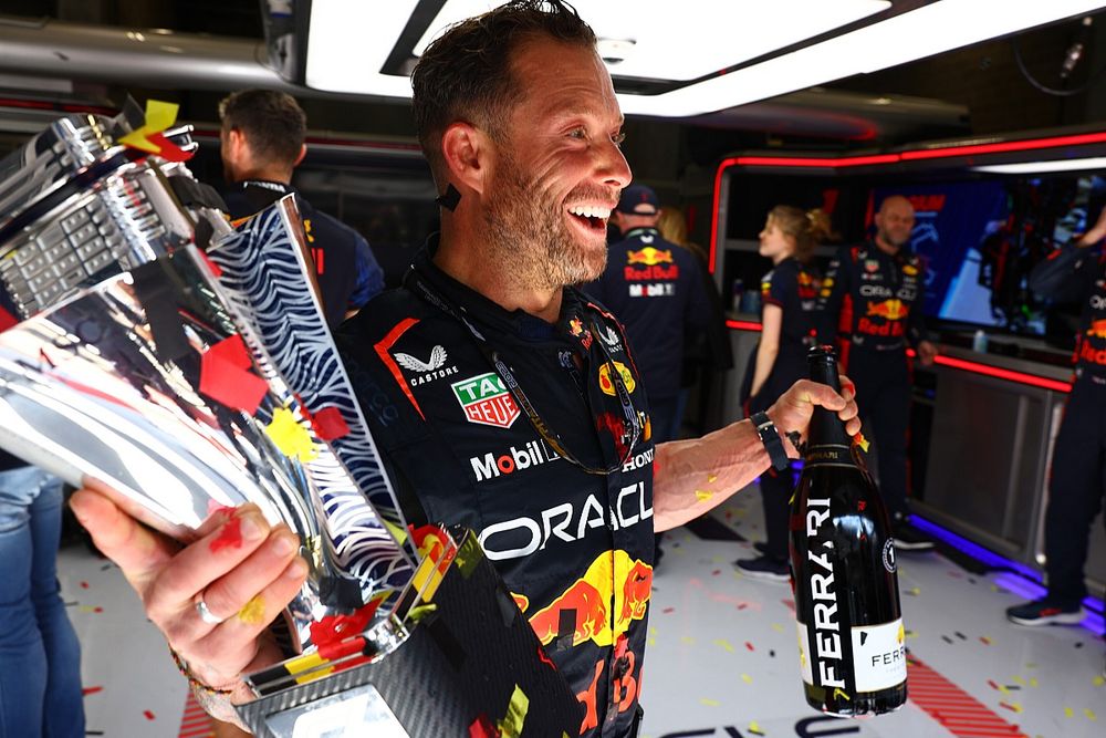 【動画】やらかし再び。今度はレッドブルがトロフィーを破壊｜F1ベルギーGP