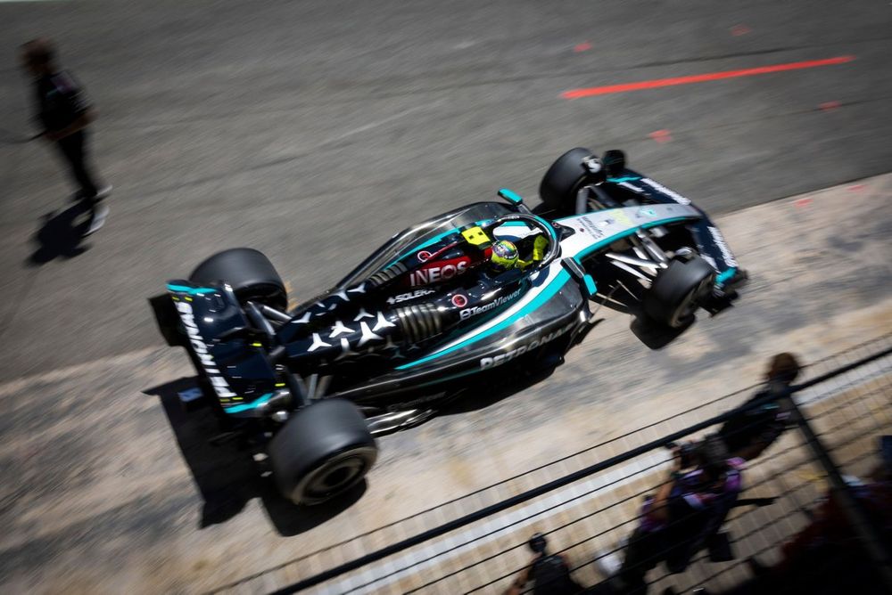 Hamilton: "W15, öndekilerle mücadele edebileceğimiz bir araca dönüşüyor"