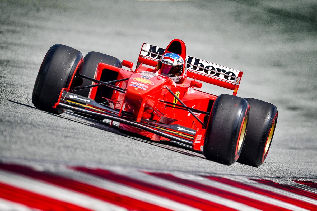 Het bijzondere verhaal achter een 80-jarige in de Ferrari van Michael ...