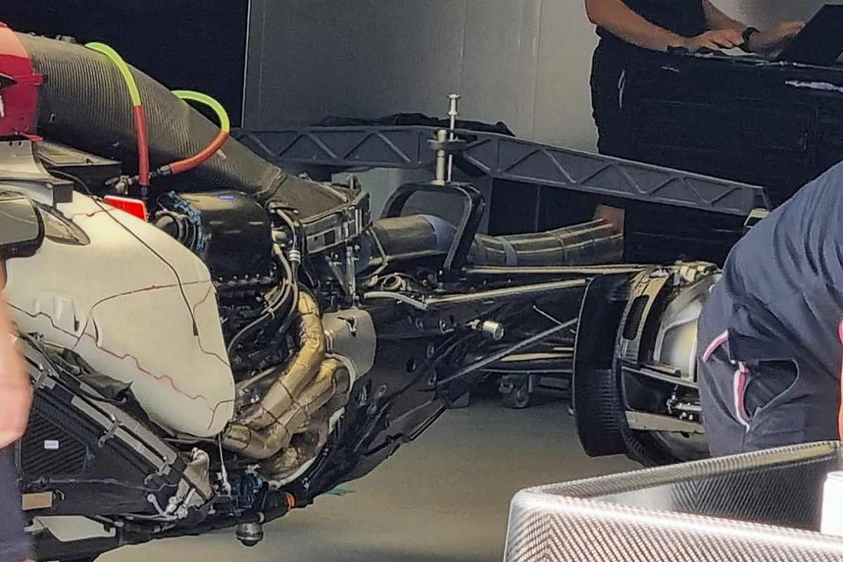 Mercedes W14 FIA homologasyon testlerinin son aşamasında, ilk şasi ...
