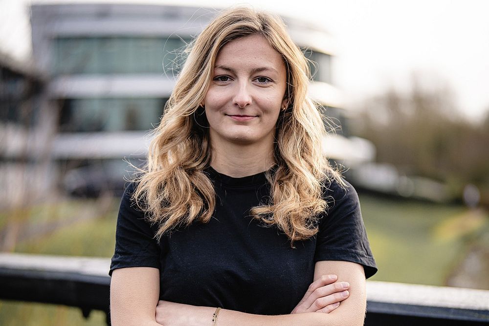 Nagy tehetségnek kikiáltott női pilótát igazolt a Mercedes F1-es csapata