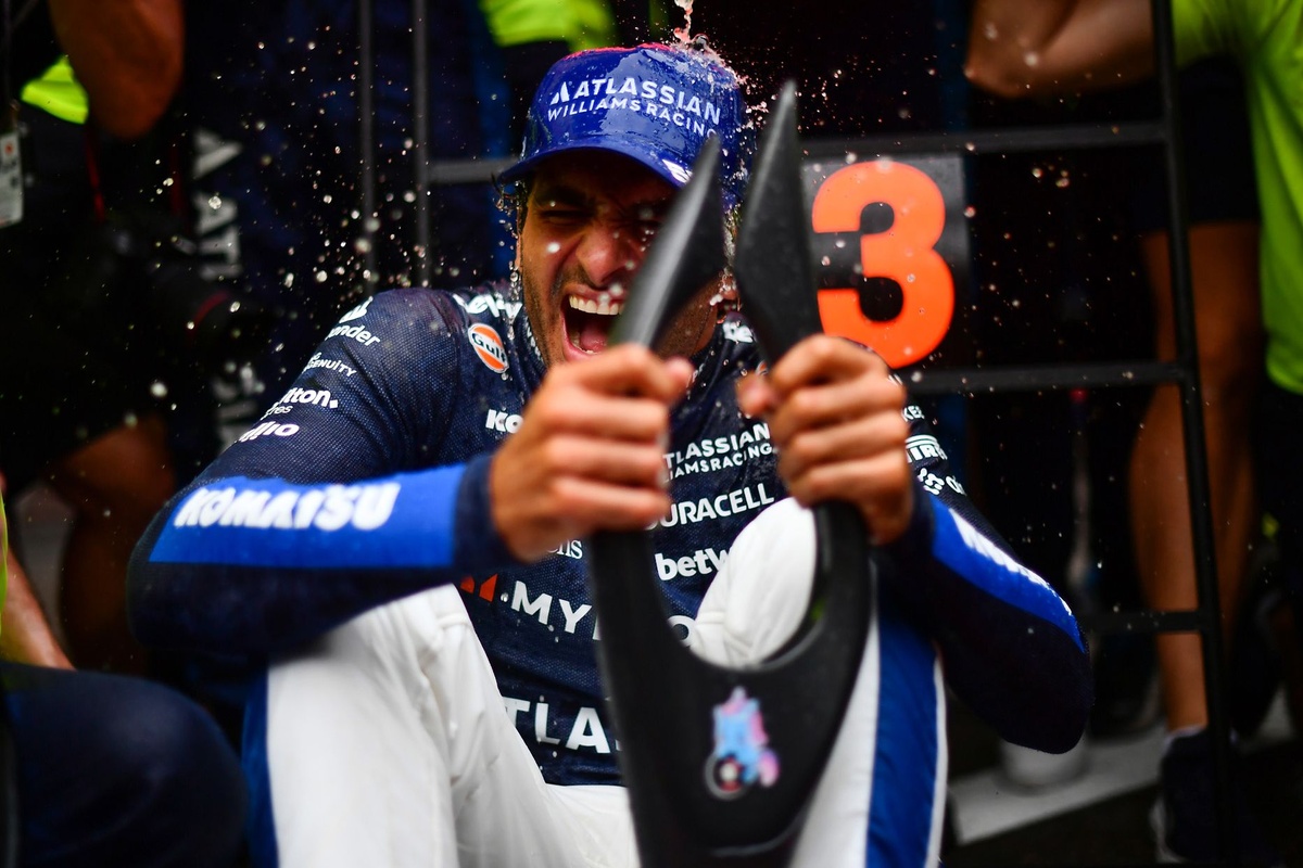 Het verhaal achter de unicorn-sticker van Sainz die viraal ging