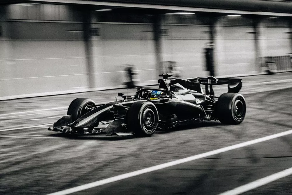Vídeos: ¡Fernando Alonso estrena el Aston Martin AMR26 de Newey!