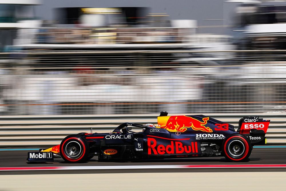Verstappen avisa primero en los Libres 1 del GP de Abu Dhabi
