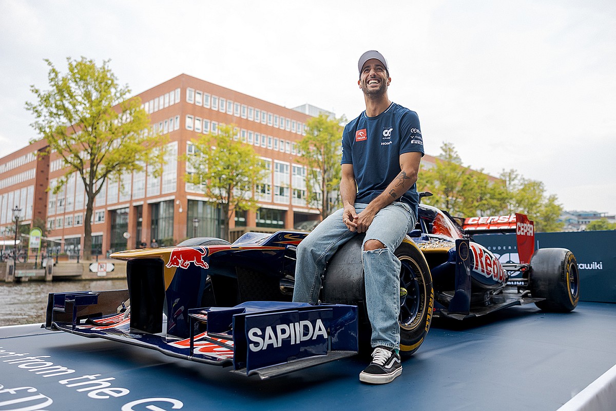 Ricciardo met 2012 Toro Rosso F1-bolide over Amsterdamse grachten
