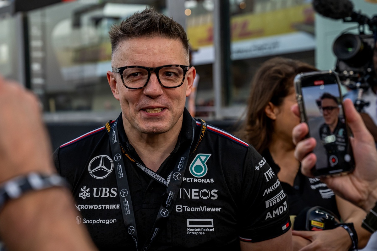 Bono felpróbálta Lewis Hamilton Tommy Hilfiger-szettjét (képek)