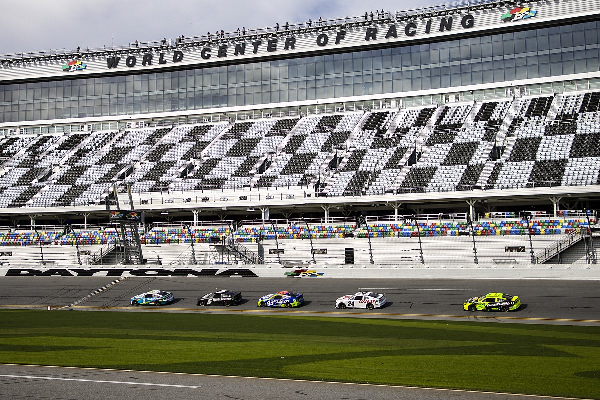 Drivers practice 'sketchy' tandem draft in Daytona test