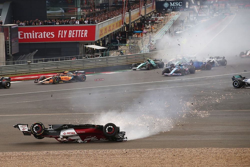 Zhou: "2022 Silverstone'da geçirdiğim kazayı tekrar izleyemiyorum"