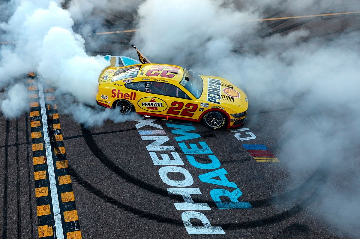 NASCAR-Finale 2024: Joey Logano bezwingt Ryan Blaney im Penske-Duell!
