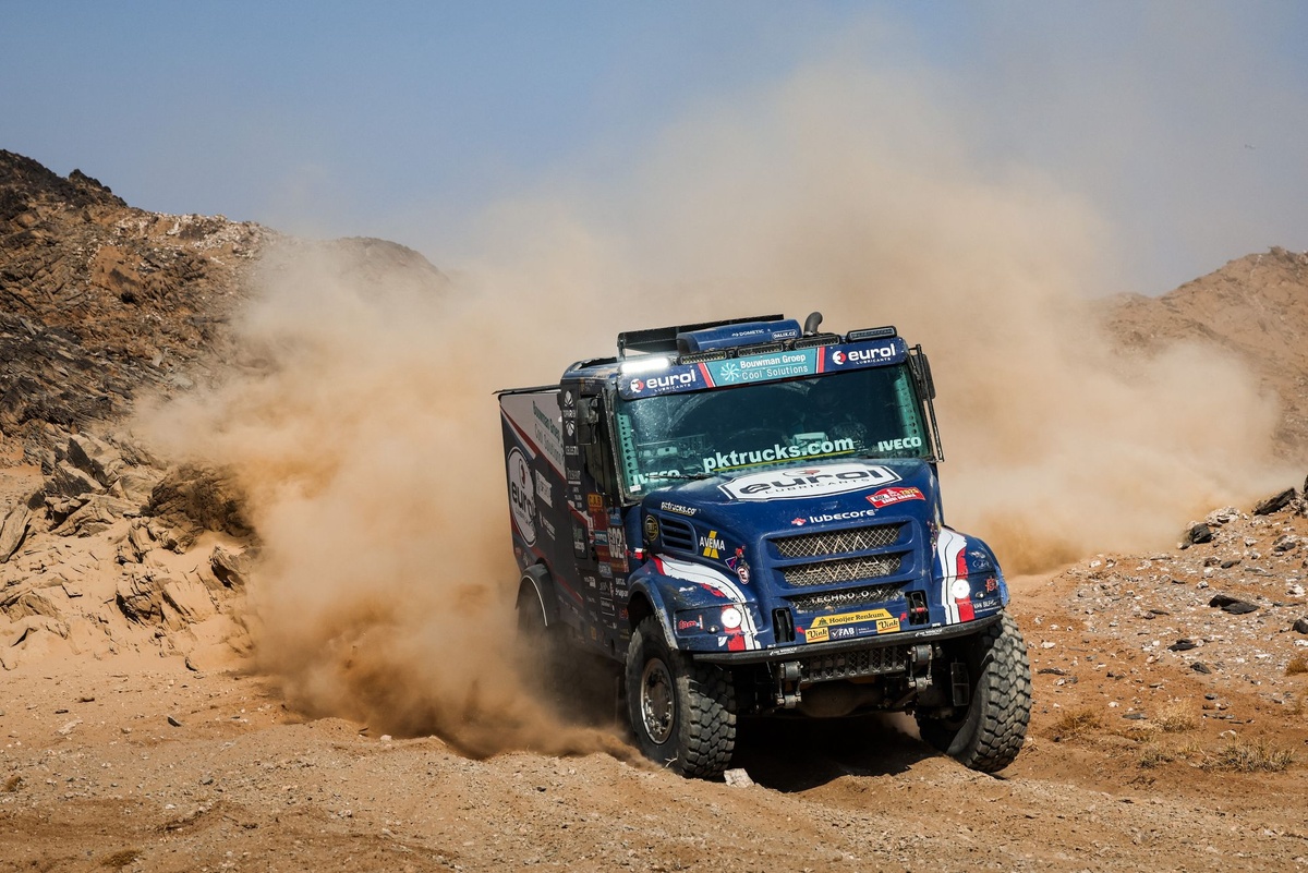 Mitchel van den Brink se impuso en el prólogo de camiones del Dakar 2026