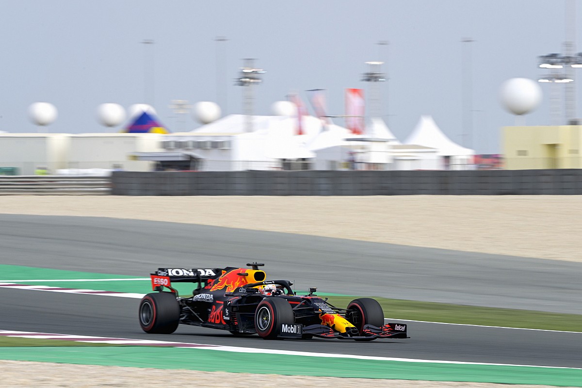 Ilyen egy kör a katari MotoGP pályán F1-es autóval, bemutatja Max ...