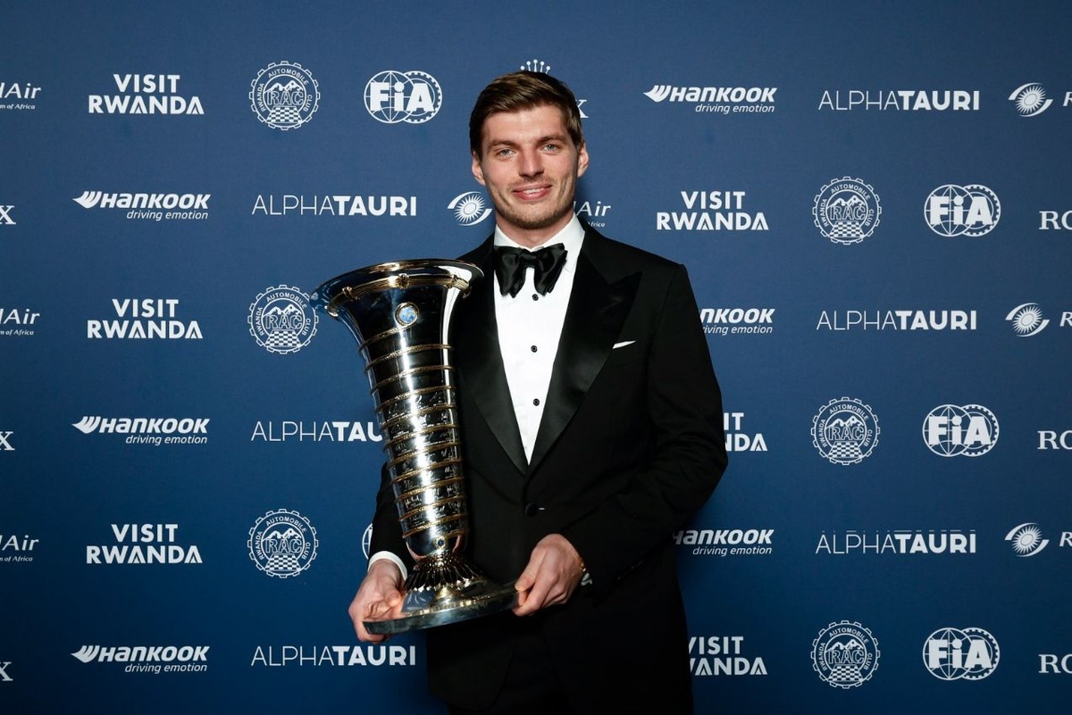 Max Verstappen ontvangt vierde F1-kampioensbokaal tijdens FIA Gala