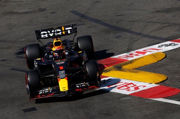 Red Bull launches 2022 F1 livery on RB18 show car