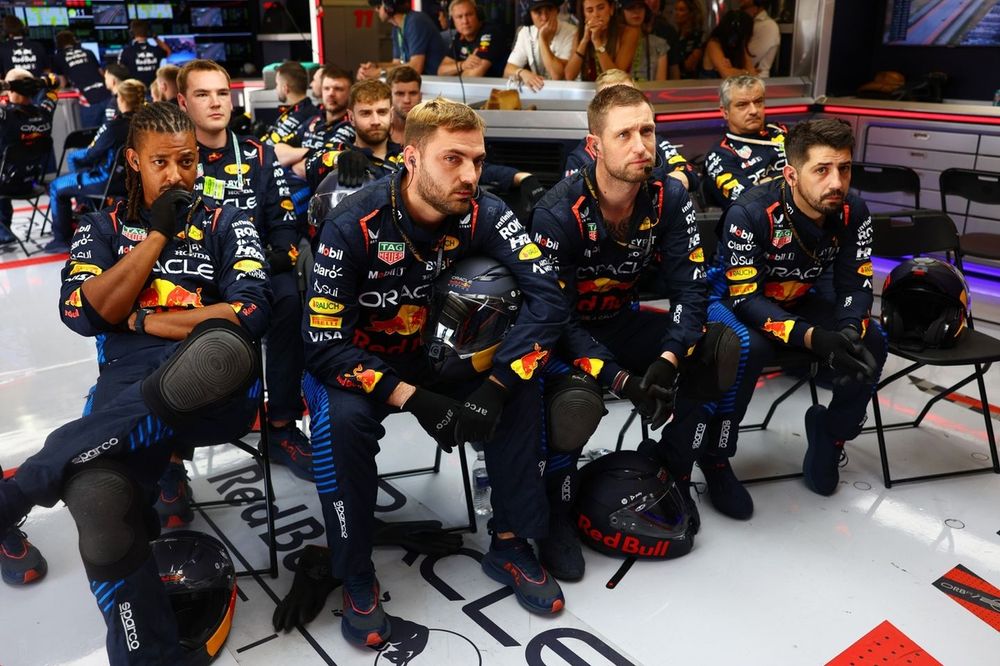 Red Bull'un, rakip takımlardan yaklaşık 60 kişiyi bünyesine kattığı ...