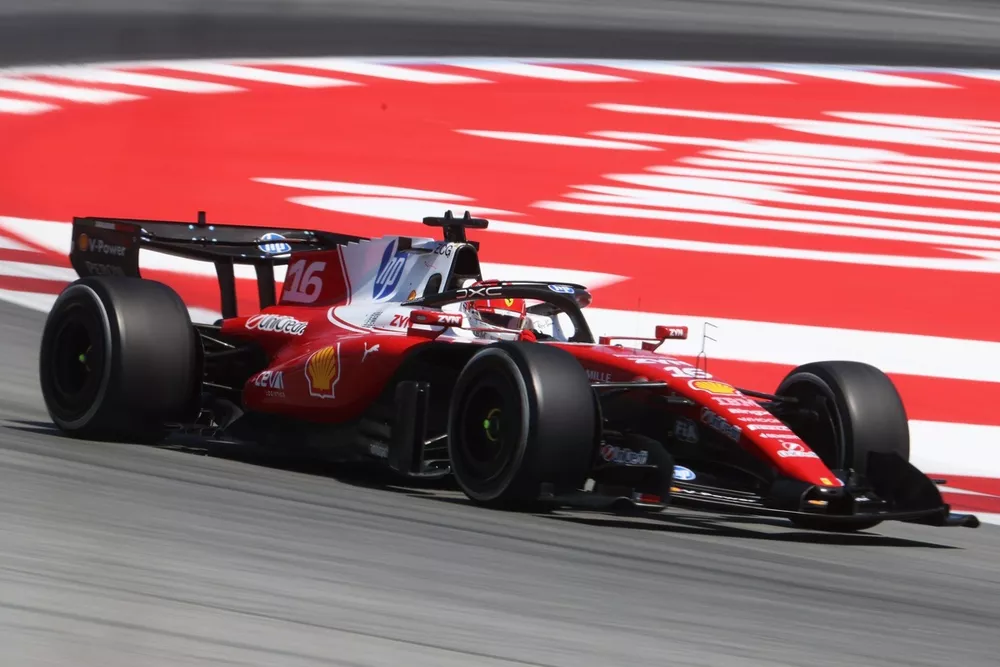 Leclerc explica su abandono en Barcelona F1 y el problema en el Ferrari