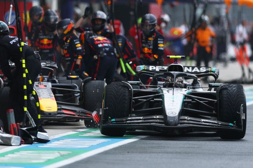 Red Bull legt uit wat er verkeerd is gegaan bij mislukte pitstop Max Verstappen