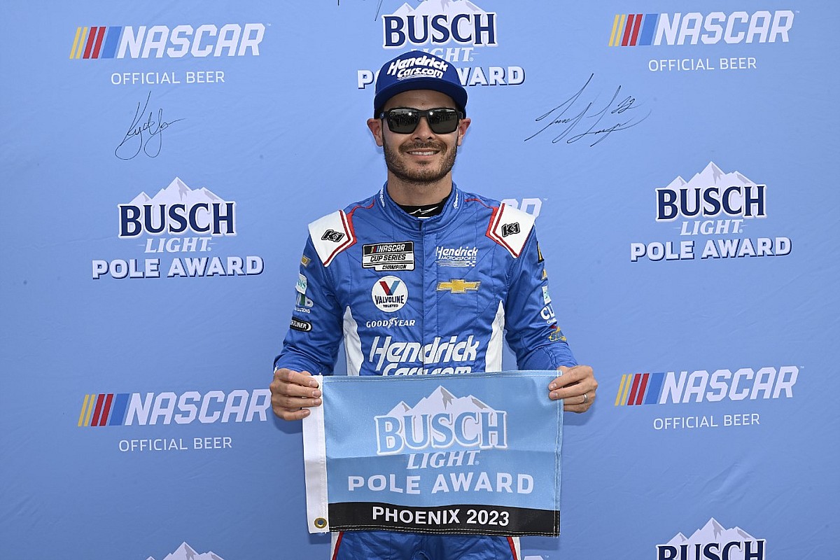 Kyle Larson gana la pole en Phoenix, Suárez arrancará 11°