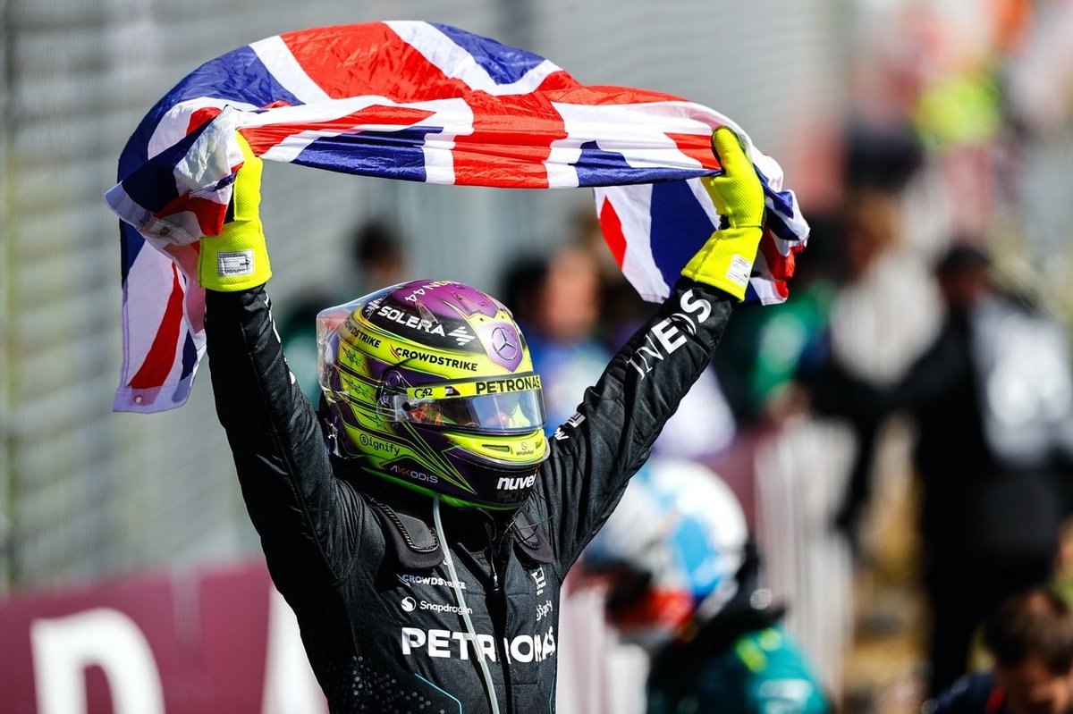 Hamilton wint spectaculaire F1-race op Silverstone, Verstappen tweede