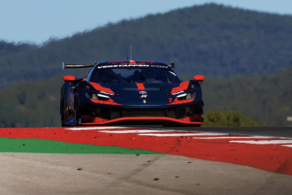 F1 | Max Verstappen si allena in pista con una... Ferrari!