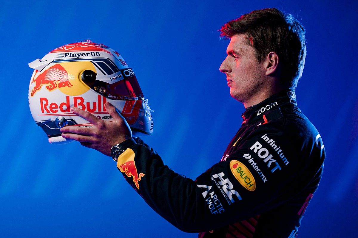 Foto's: Red Bull toont nieuwe outfits Verstappen en Perez