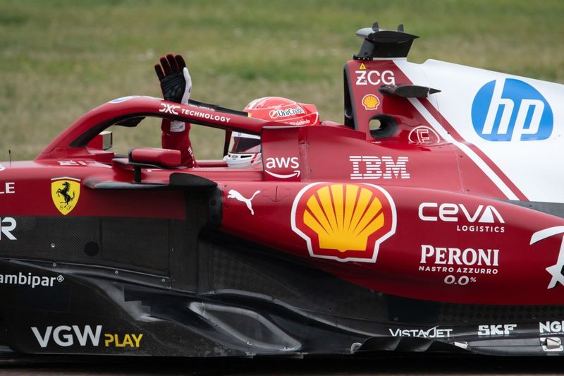 Fotos y vídeo: ¡se estrena el nuevo Ferrari SF-25 en pista!