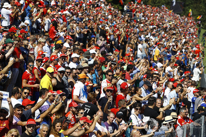 Les tribunes principalement remplis de supporters de la Scuderia ...