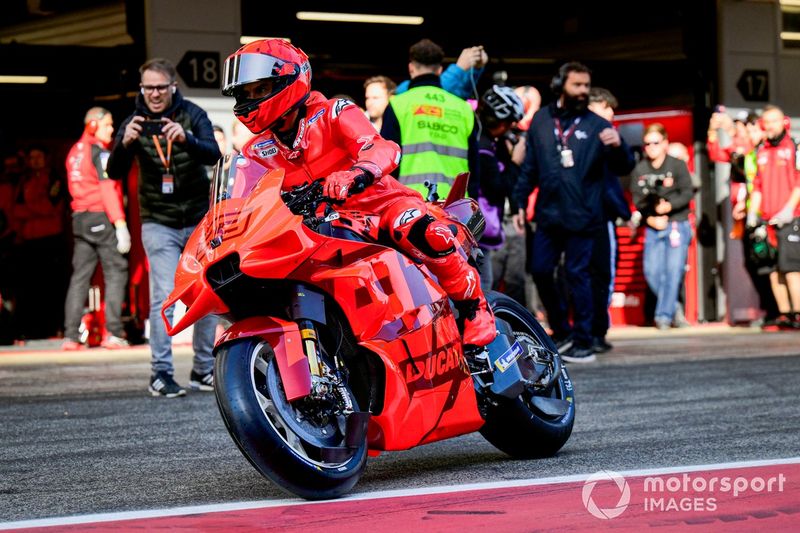 Marc Márquez inicia la era 'todo al rojo' en los test de Barcelona