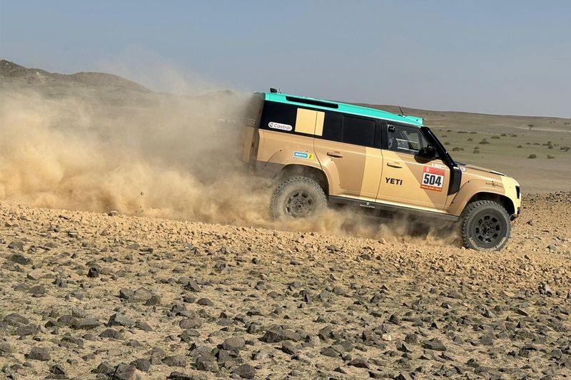 Gallery Dakar | Il tridente Defender al debutto nel deserto con i D7X‑R