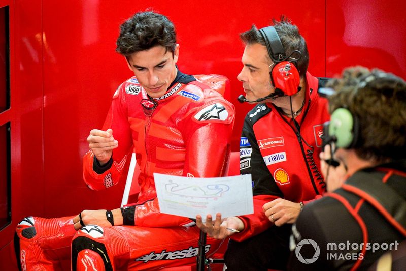 Marc Márquez inicia la era 'todo al rojo' en los test de Barcelona