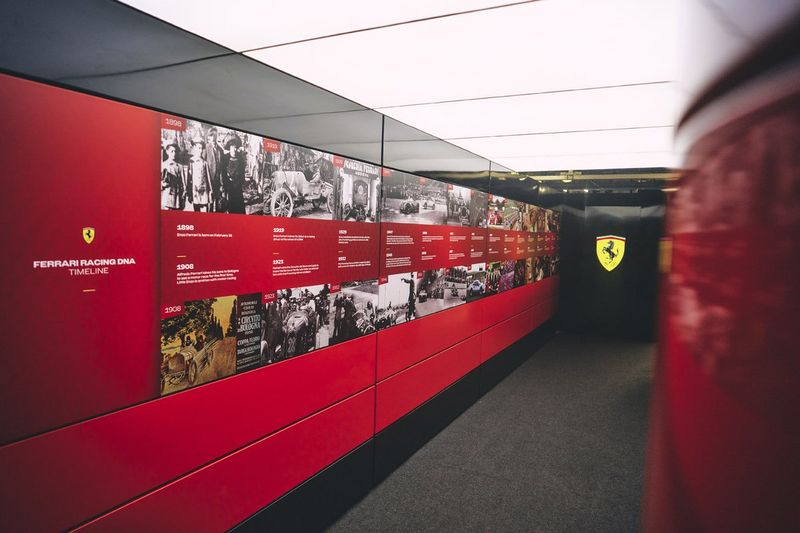 F1 | Ferrari celebra il suo DNA sportivo con due timeline nel box