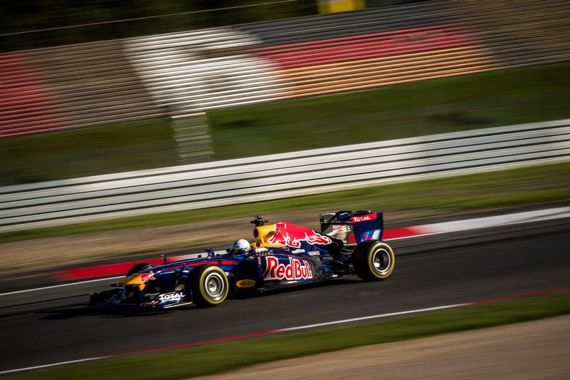 Vettel en Coulthard in actie met F1-auto's op de Nordschleife