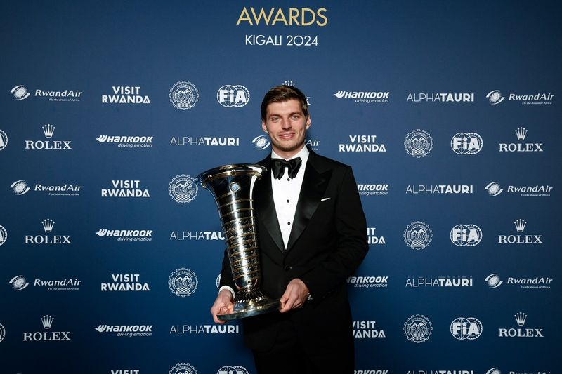 Verstappen y los campeones de 2024 recibieron sus trofeos en la Gala de ...