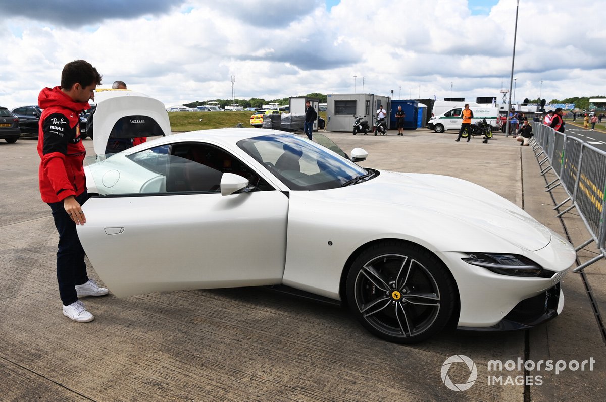 Galeri: Gaya Berpakaian Modis Pembalap F1 di GP Inggris