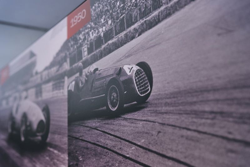 F1 | Ferrari celebra il suo DNA sportivo con due timeline nel box