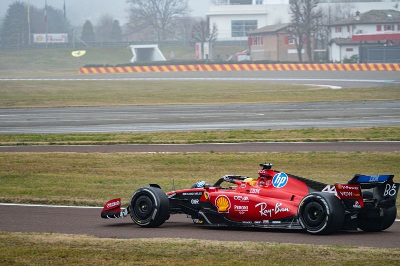 F1 | L'esordio di Hamilton in Ferrari termina dopo 30 giri fatti a Fiorano