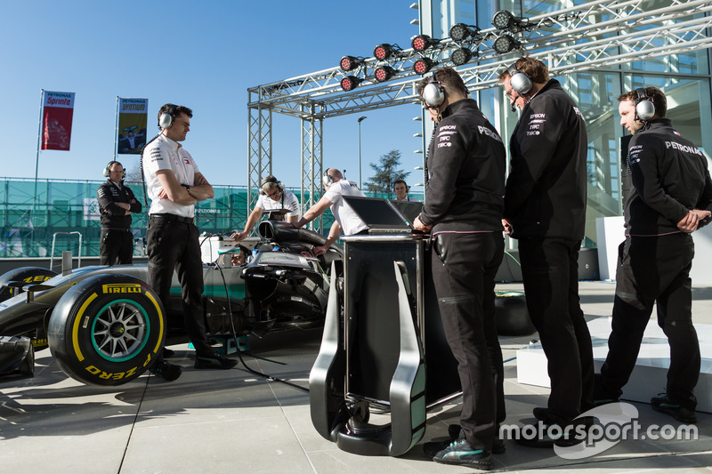 Mercedes AMG F1 engineers at Petronas Global Research and Technology ...