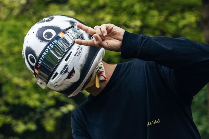Fotos: el llamativo casco de oso panda de Albon para el GP de China