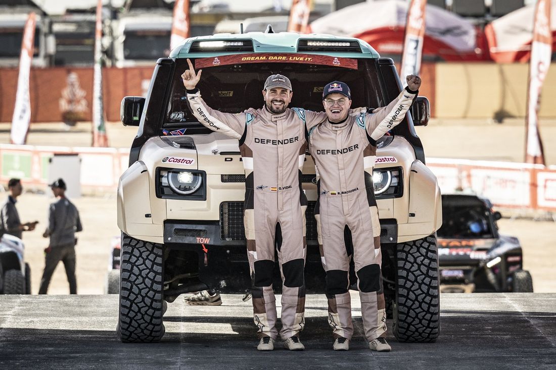 Gallery Dakar | Il tridente Defender al debutto nel deserto con i D7X‑R ...