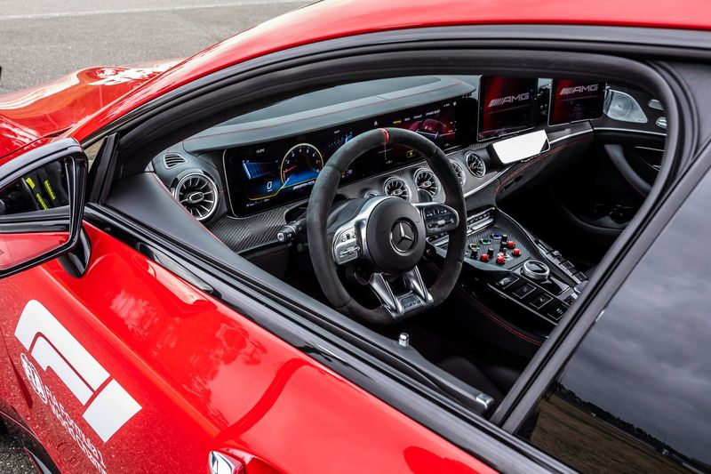 Mercedes dévoile ses nouvelles Safety Car et Medical Car