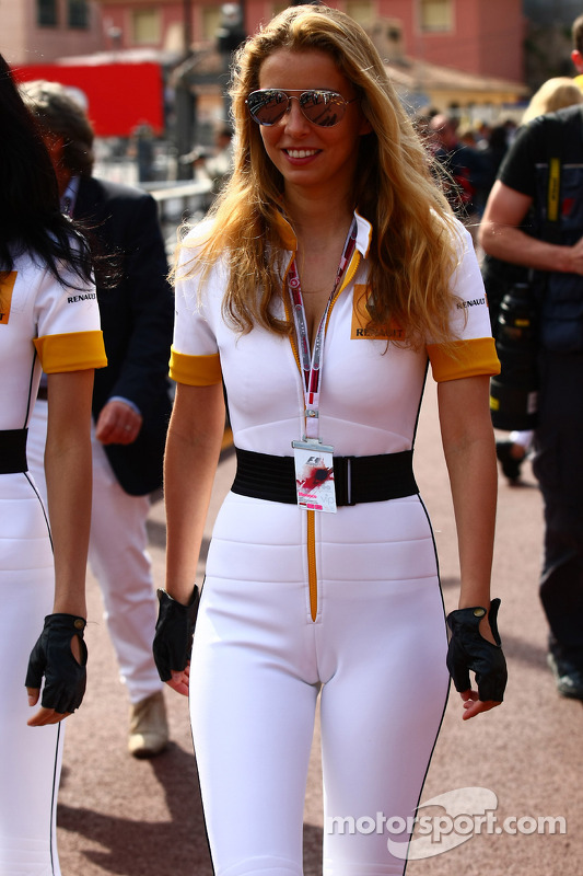 Girls in the pit lane at Monaco GP